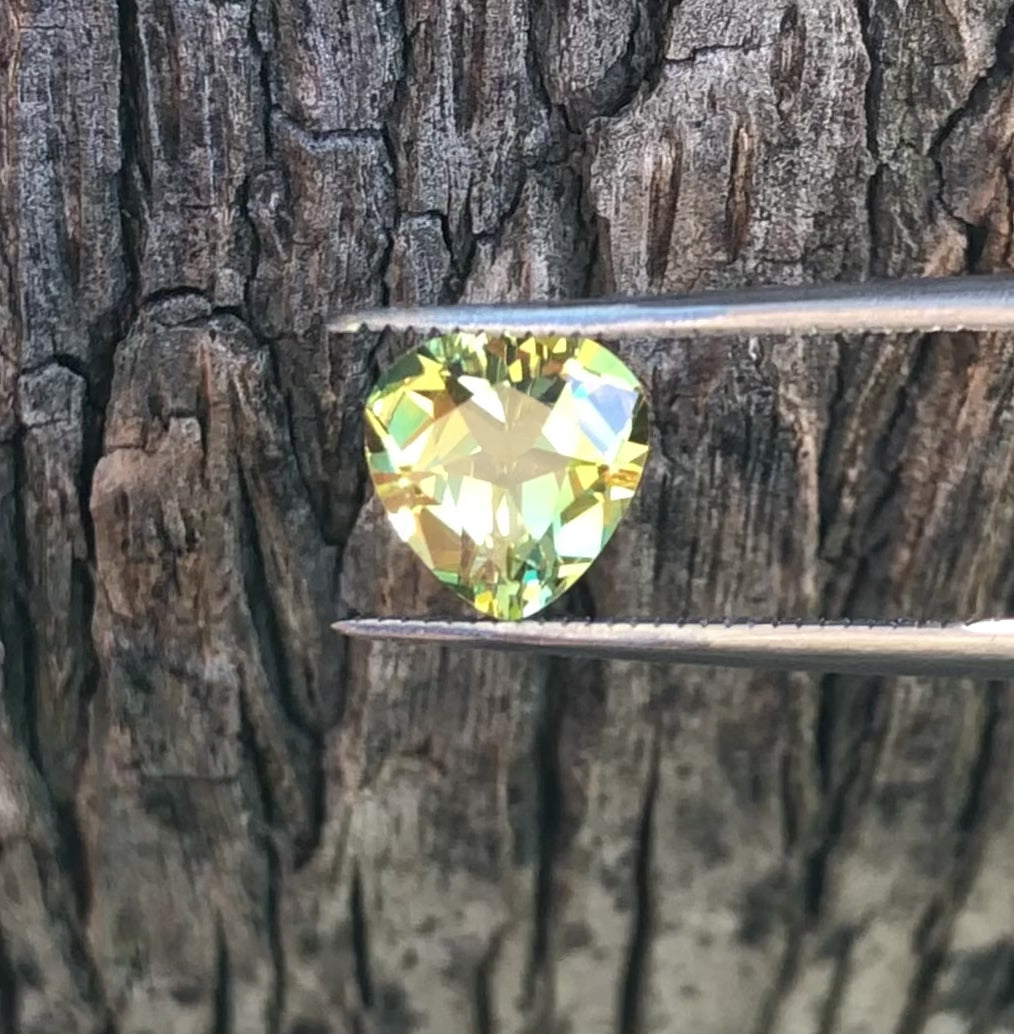 Exquisite Yellow with a touch of Blue Australian Sapphire. M1030 ...